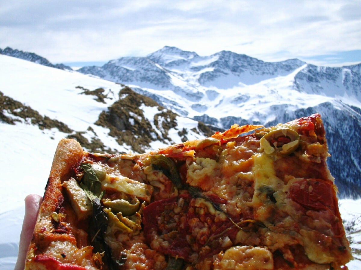Why Cold Pizza Is (and Isn’t) the Perfect Ski Snack | SKI